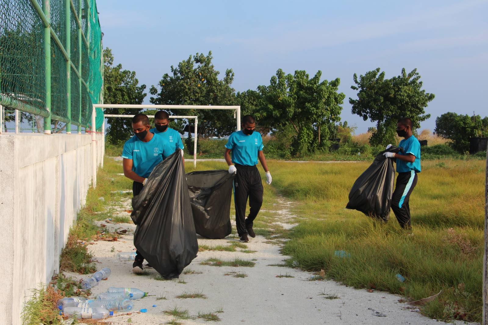 Prison officers participate in the cleaning of mosquito breeding ...